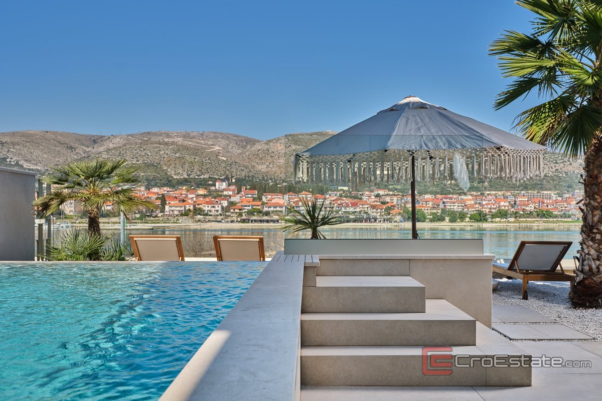 Chorvatsko,Ciovo - Krásná vila v první řadě k moři